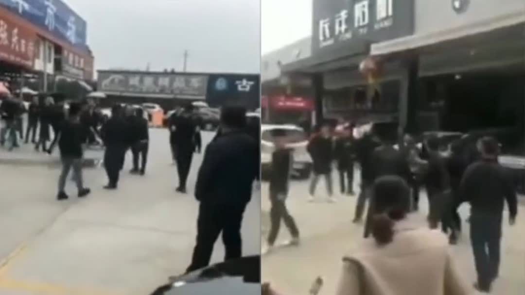 因购车问题起纠纷,一二手车行上演"全武行",场面混乱如武打片