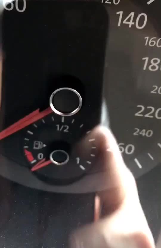 朗逸的油表标识,查看这个位置能清楚的知道剩余油量「来自懂车帝...