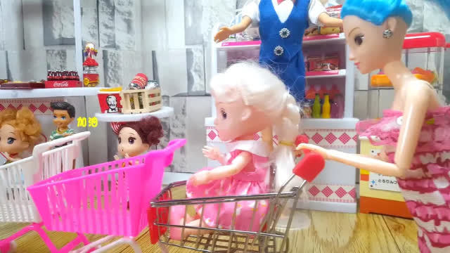 芭比超市元旦组织迎新活动玩推购物车游戏,第一名奖励好吃的
