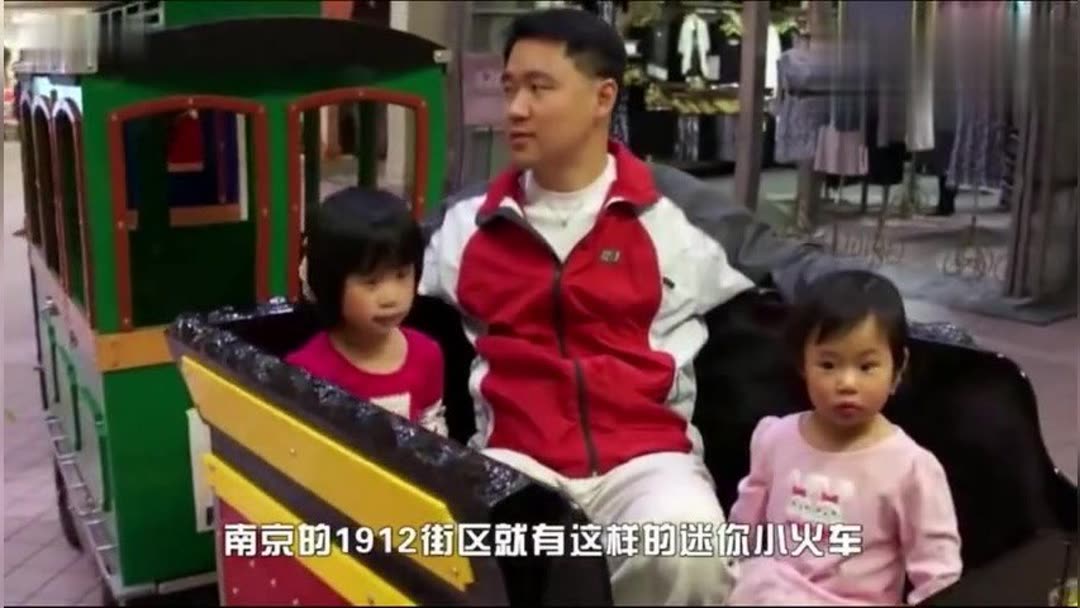 老外自制小型蒸汽机车,帅呆了