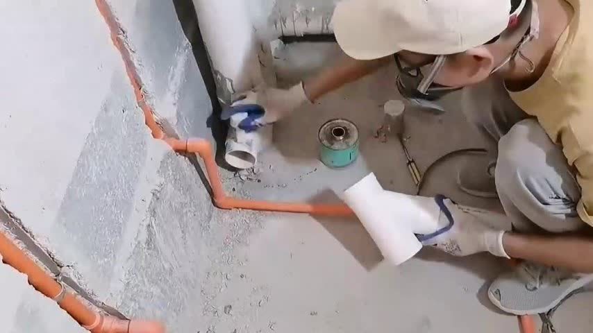 看看800一天的电工,是怎么做卫生间干湿分离和洗手盆墙排水的