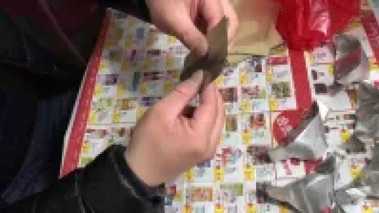 两张锡箔纸折元宝