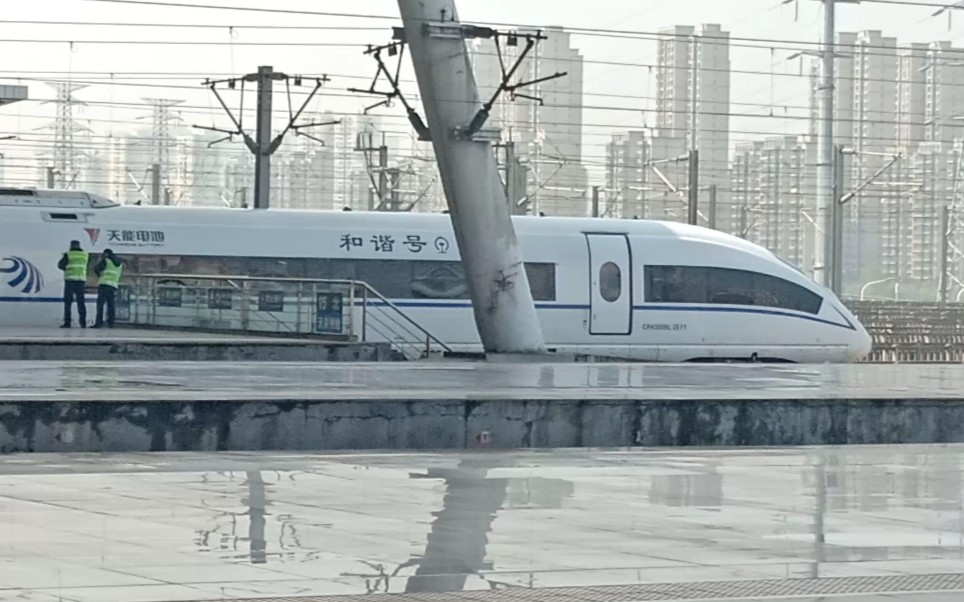 由上海虹桥始发,终到武汉的G677次列车到达武汉站