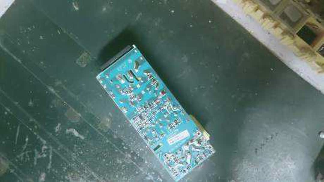 充电器,指示灯不亮,无电压输出,原来是一个电阻不出脚。