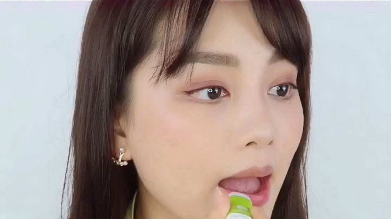 唇妆分享,美女教你润唇膏正确涂法,让你的口红更显色