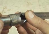 外国牛人,自制个拧螺丝神器,50年的旧螺丝轻松拧开,真是天才!