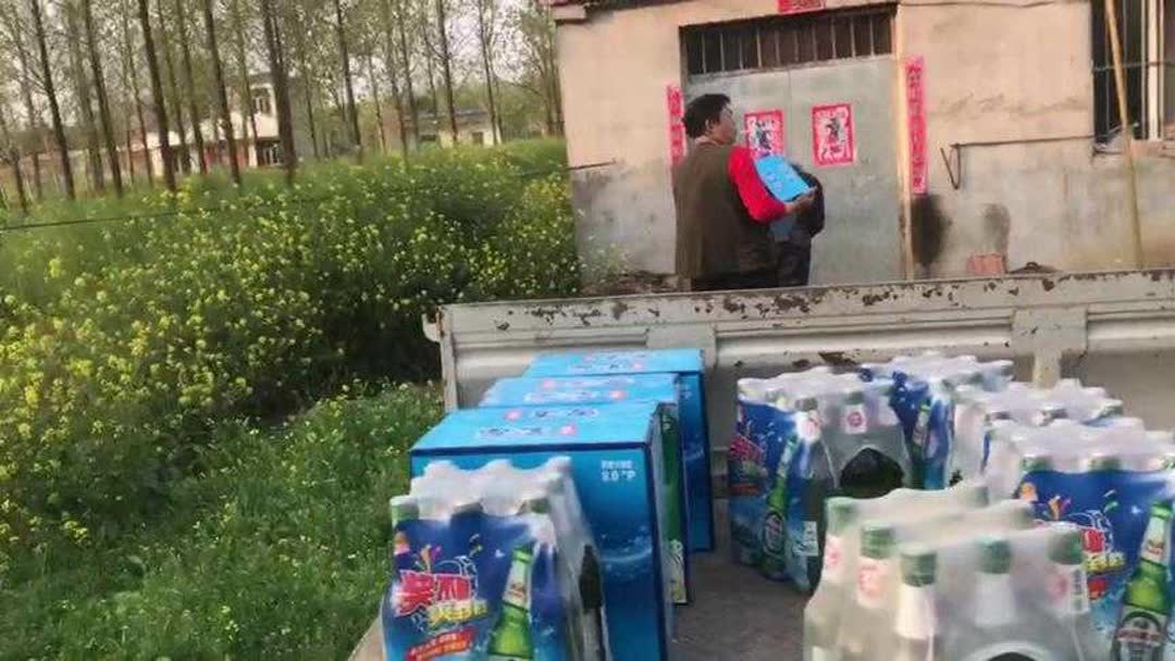 80岁海爷又买四箱啤酒,最近他白酒黄酒掺着喝,生活非常滋润