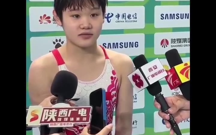 张家齐采访前整理发型 是有偶像包袱的小姑娘呢 哈哈哈哈哈哈