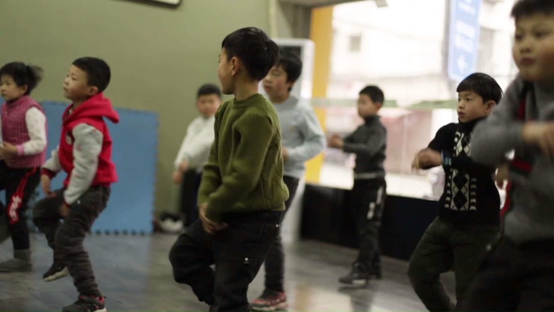 街舞教学:一群小男孩练习街舞,动作渐渐娴熟了!