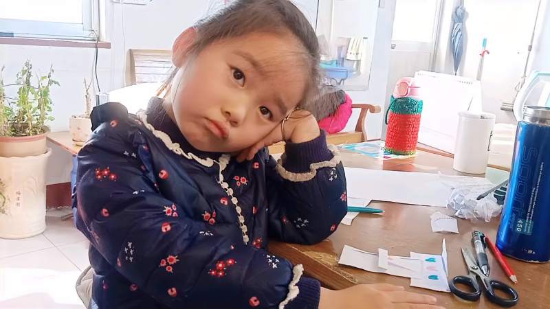 苒苒不开心心情不好,可是依然亲手做了礼物妈妈,满满的都是感动