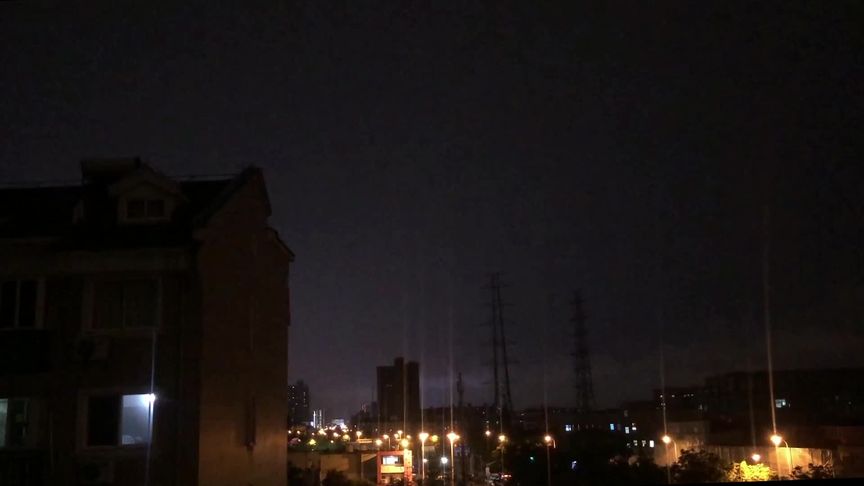上海闪电,手机都吓掉了#暴雨 #闪电 #雷电 #下雨天 #上海闪电