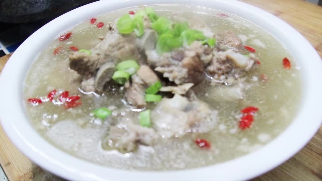 农村小伙简单几步教你清炖排骨汤,以前总是焯水,所以不好喝