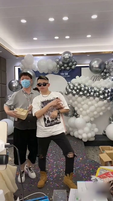 男模团上线!姐妹们喜欢哪个款式直接安排男模团走秀!