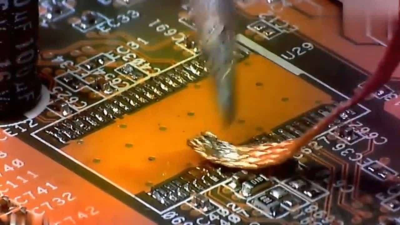国外牛人连这种主板上的小芯片都能修理
