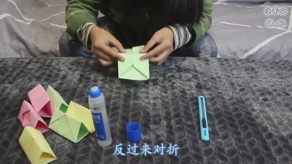 美女姐姐折了个笔筒,方法很简单,赶快学学吧