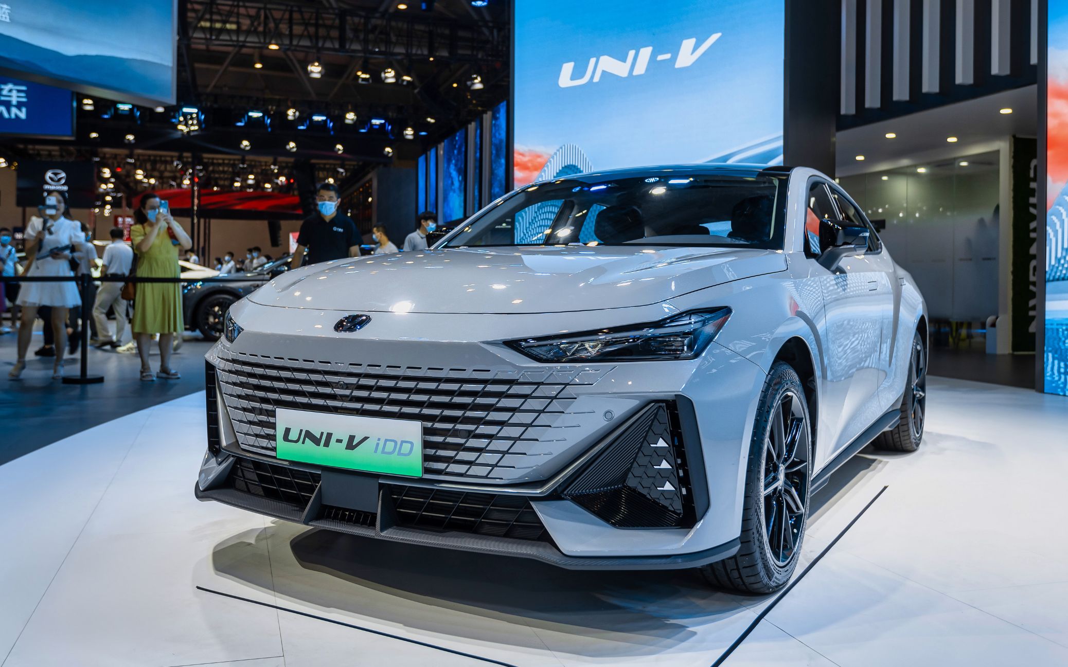 长安UNI-V iDD正式亮相:亏电油耗4.95L,综合续航1010公里