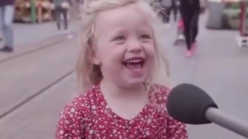 美国街头,萌娃模仿特朗普,真的太像