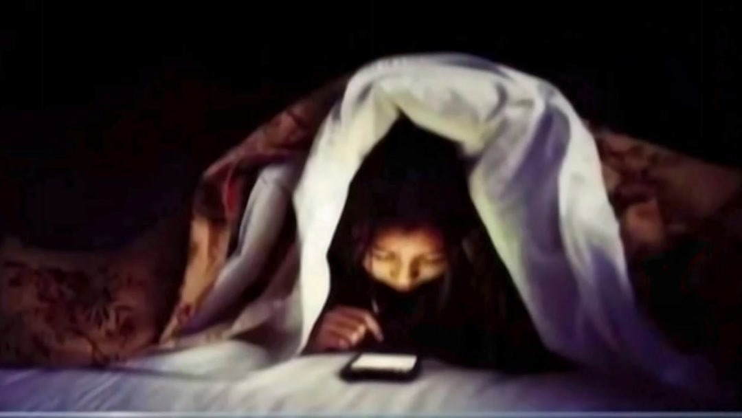 这是忽悠我们的吗?智能手机的夜间模式,比蓝光更影响睡眠!