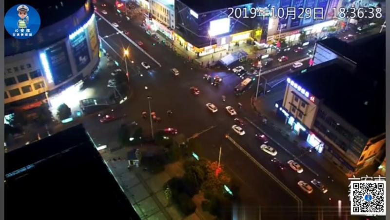 【酒驾追尾车被扣,小伙儿竟踹开岗亭大门推走车…】10月29日,安徽...