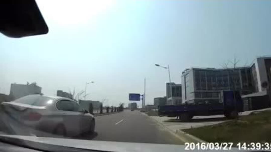 行车记录仪角度实拍: