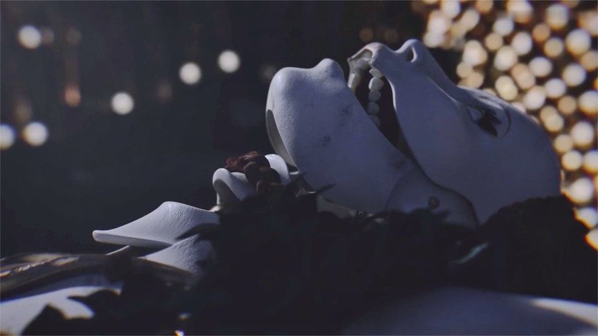 压抑的场景与配乐-破败剧院里的机器人姐妹,CG三维动画