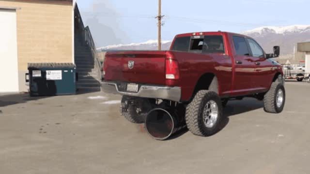 老外嫌汽车声音太难听,给排气管加了这东西,再也没有人追尾了!