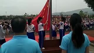栗雨小学运动会正在进行中,升国旗奏国歌