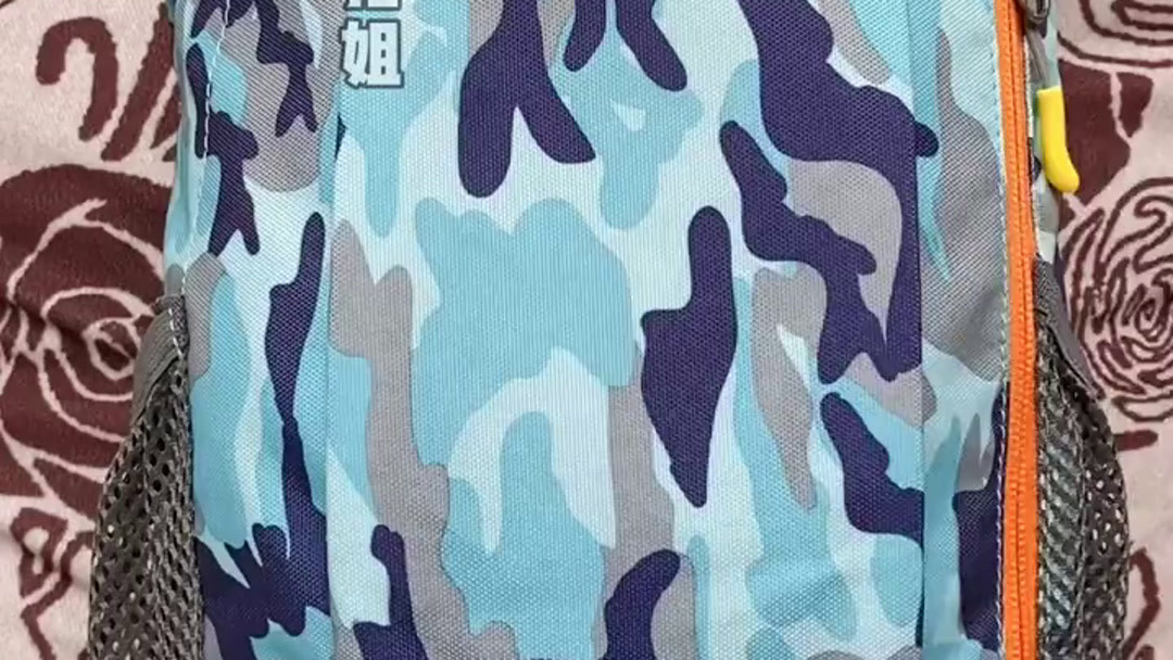 羽绒服破洞了,不要再去缝补了,贴上这个无痕布贴就可以了,颜色图案...