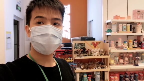 年轻帅气的小哥哥介绍2~6岁儿童用的平衡车。