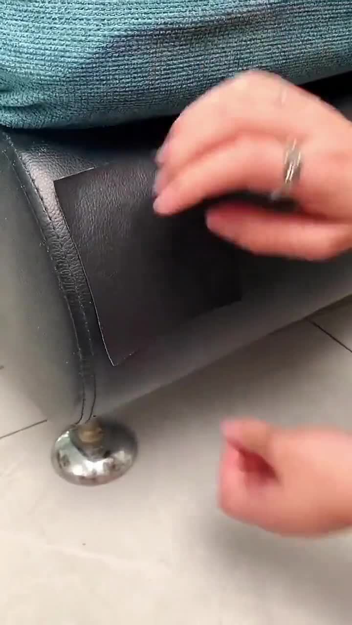 不管是电动车坐垫还是沙发撕开背胶贴上就好5秒焕然一皮革修复