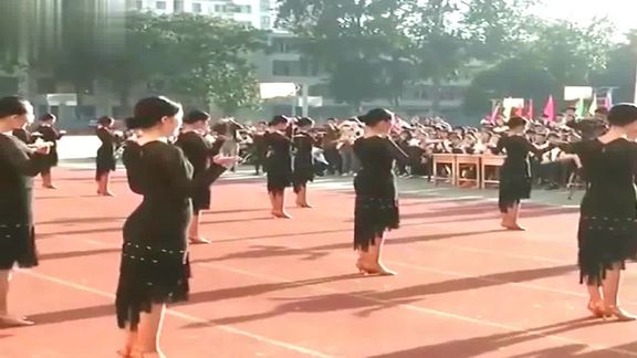 学校运动会上的舞蹈,拉丁舞跳98K,这首歌还能这么跳