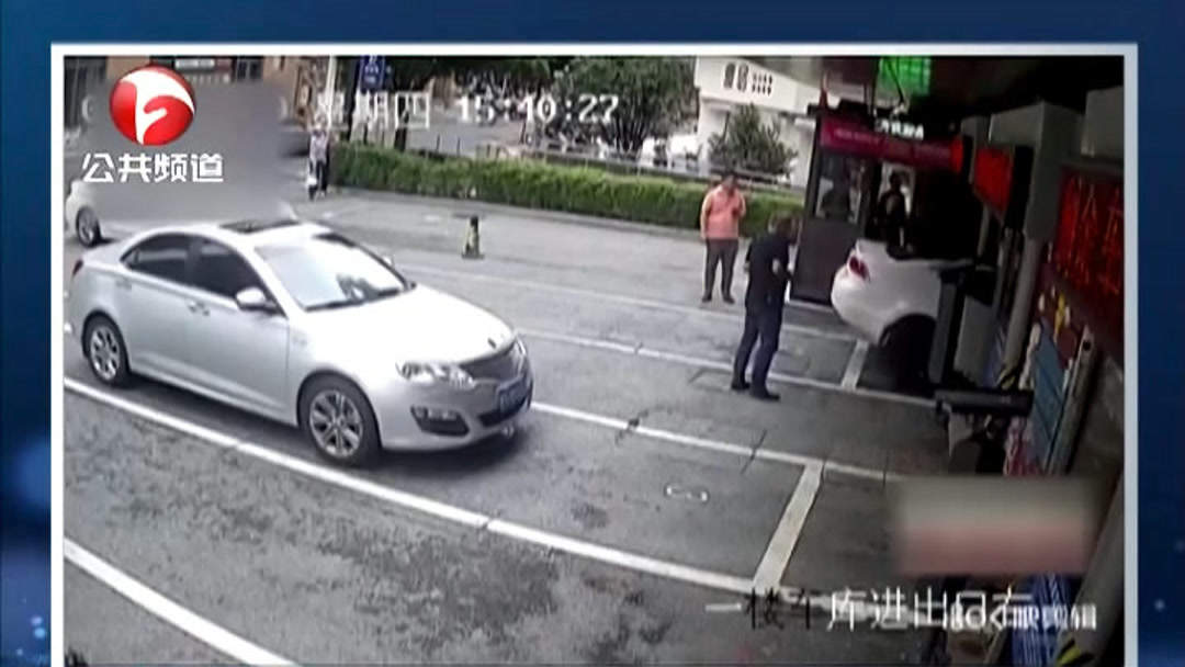 车库电梯门打开后 轿车坠入立体车库升降井