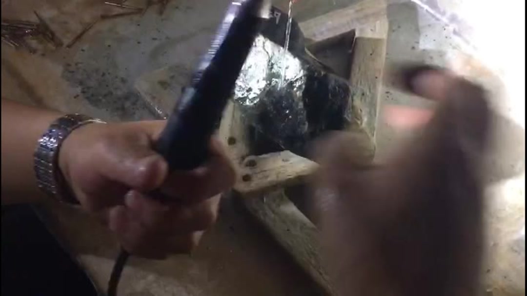 莫西沙糯冰种飘蓝花翡翠原石 开窗全过程-缅甸翡翠原石啊楠