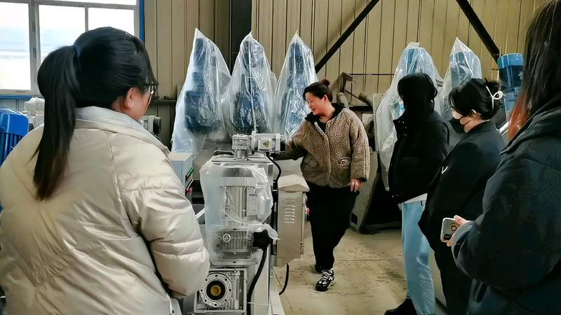 美女销售给客户讲解叠螺脱水机工作原理