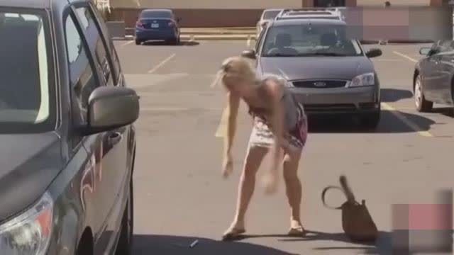 路人放推车把警车撞烂了,摊上大事了,路人都吓懵圈了