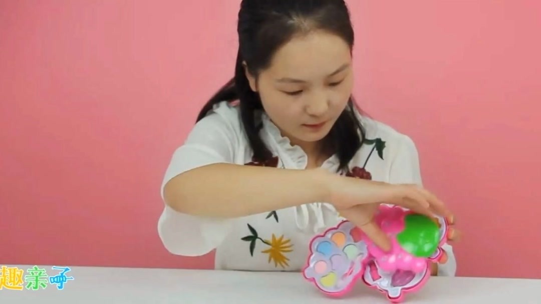 比娃娃DIY化妆玩具给芭比娃娃化妆