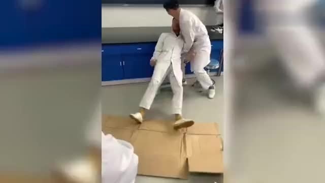 男生戏精式模仿“癫痫发作”,“医生”急救时笑场,网友:严肃点
