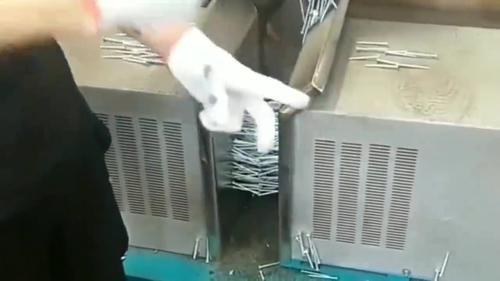 这台机器的功能太强大了,能自动计算数量,完全不用工人自己数