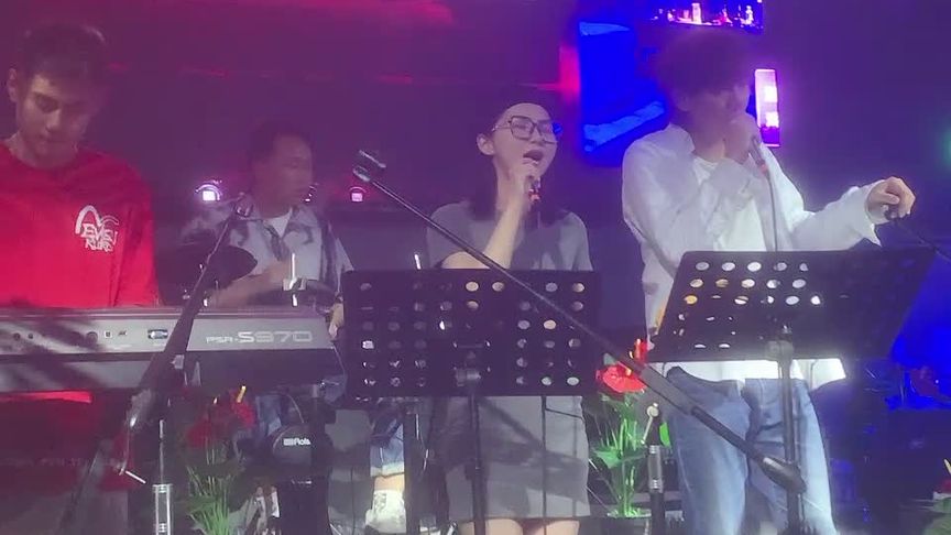 #创作灵感 ߦ�龙虾城·艾特#livehouse 这是一首简单的#小情歌