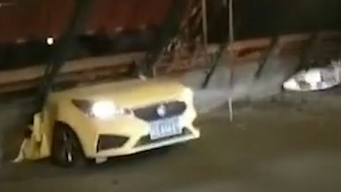 江苏无锡高架桥瞬间垮塌 三轮车男子躲过一劫