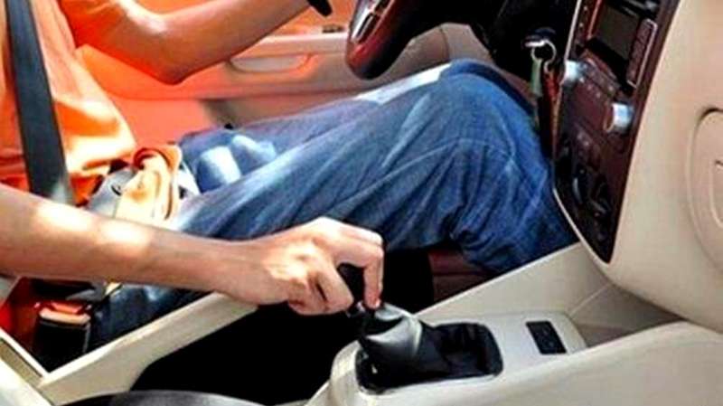 自动挡停车,是先挂P挡还是先拉手刹?听老司机讲完,恍然大悟