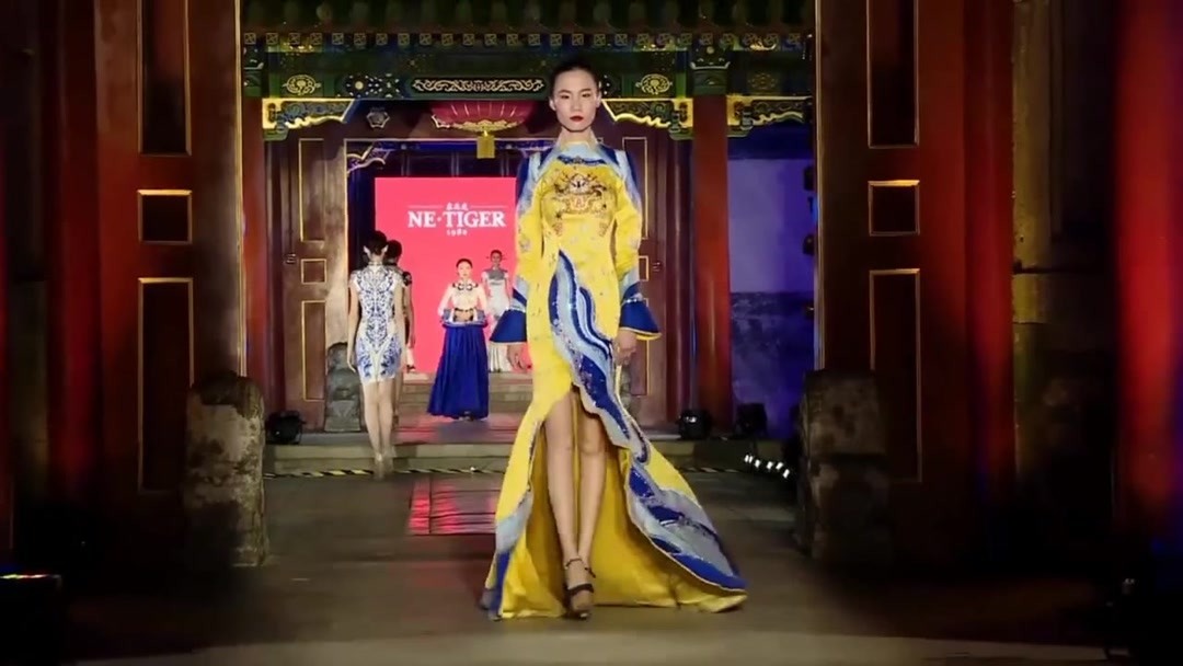 ...中国传统服饰与现代时尚的碰撞 国画与透视结合简直就是件艺术品!