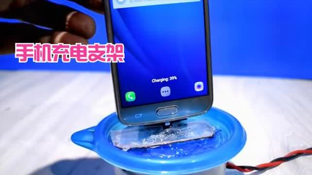 制作一个简单的手机支架,只需用到塑料盒和...