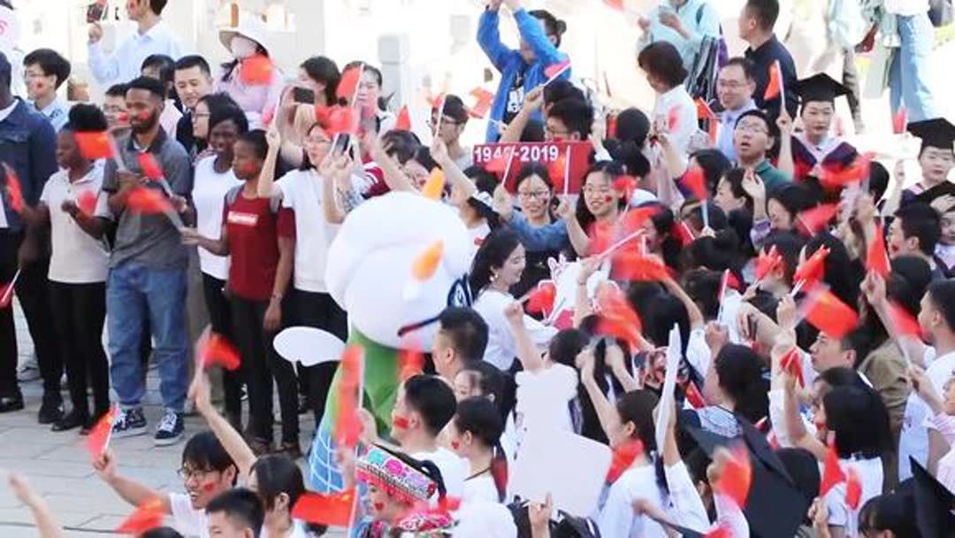 大学毕业季快闪,校园广场突然响起《我相信》感动离校学子,催泪