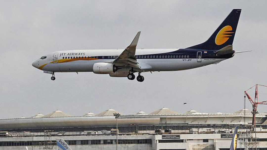 情侣机长飞行中离舱打架