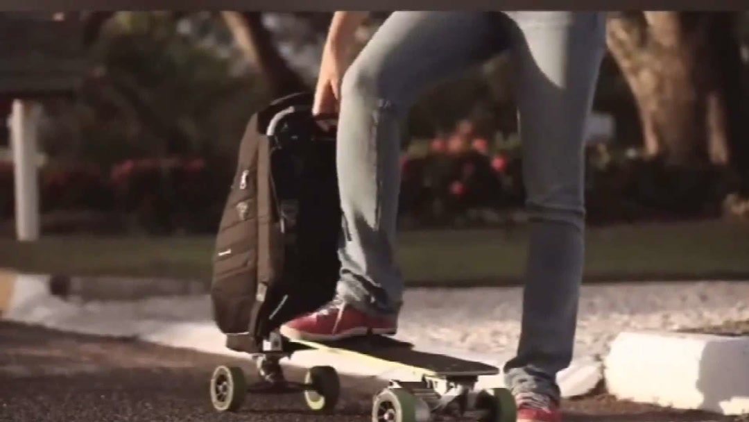 带包滑板,这个电动滑板自在背包设计!