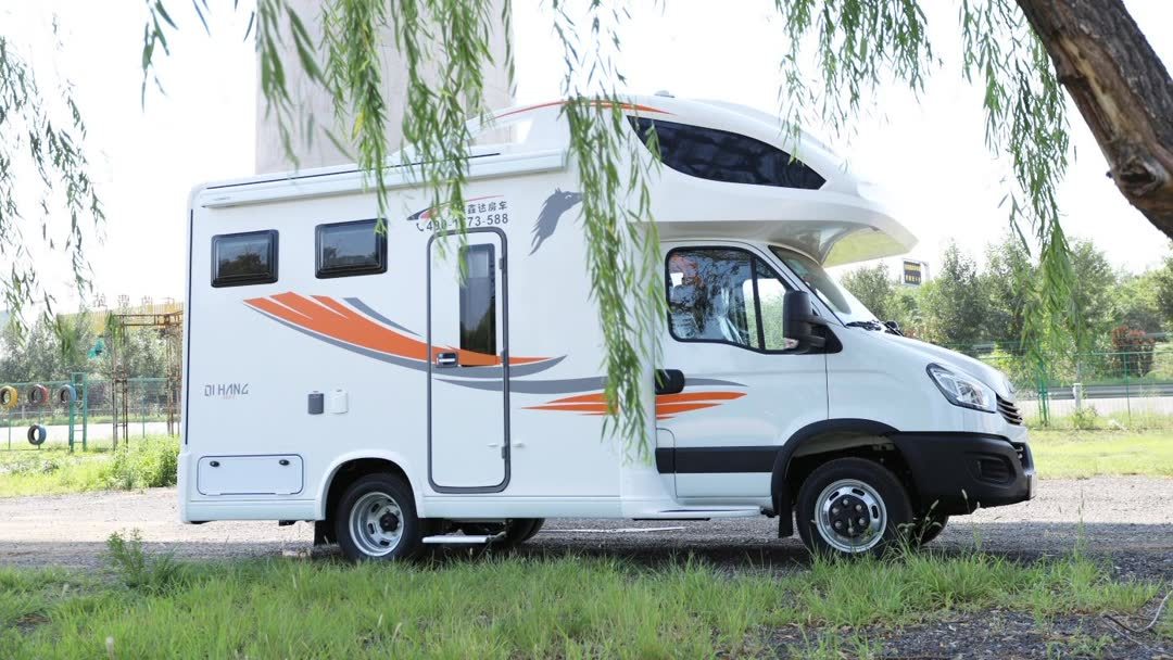 采用游艇的内饰C型房车到底有多豪华?后置上下铺很实用