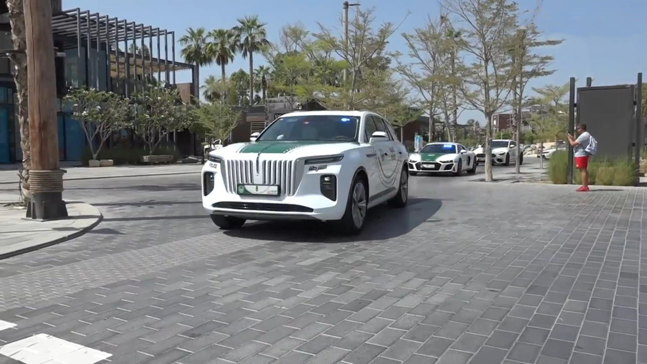 迪拜警方为豪华巡逻队,添置第一台电动汽车,看到车标网友沸腾了