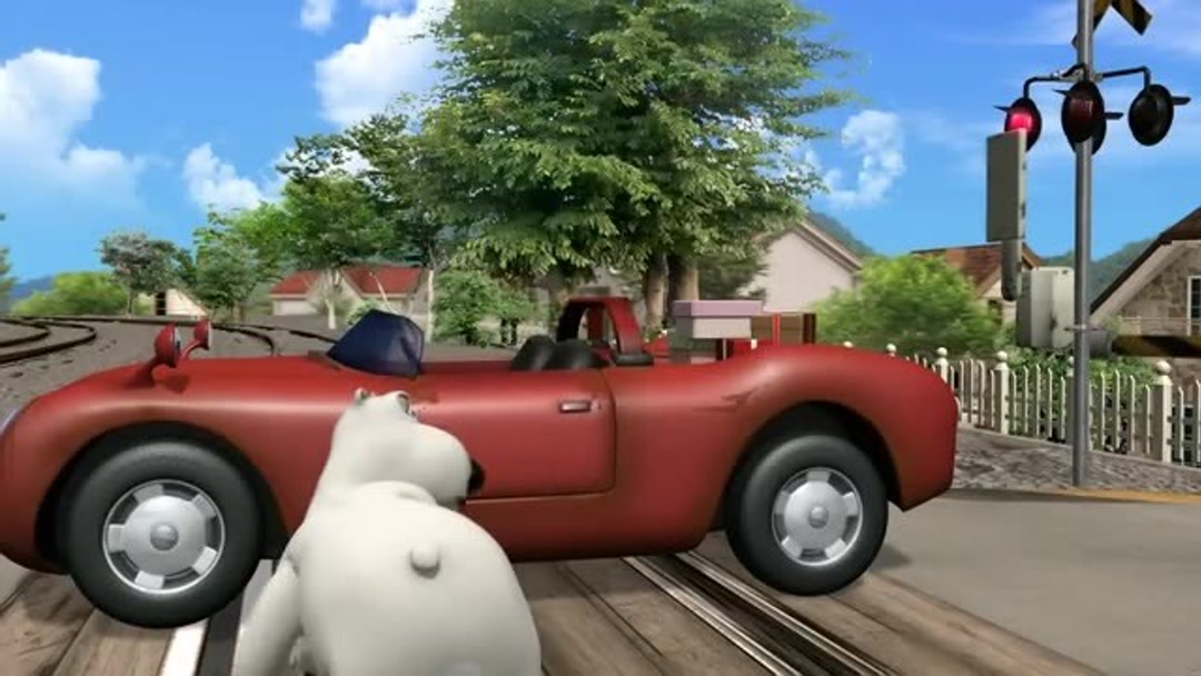 倒霉熊的汽车被火车撞的稀巴烂。