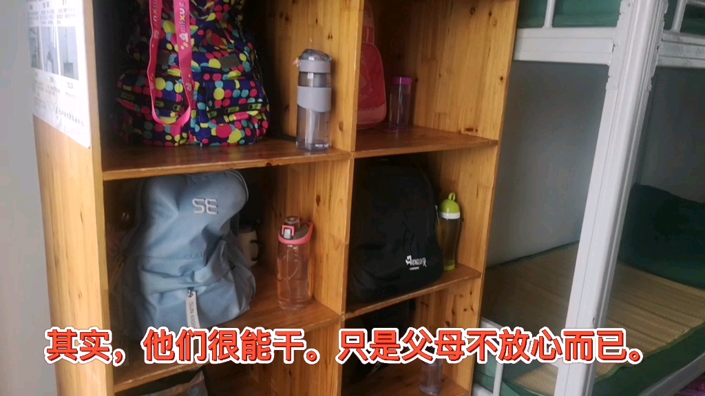 小学生体验军营生活,会折被子吗?看看女生宿舍情况